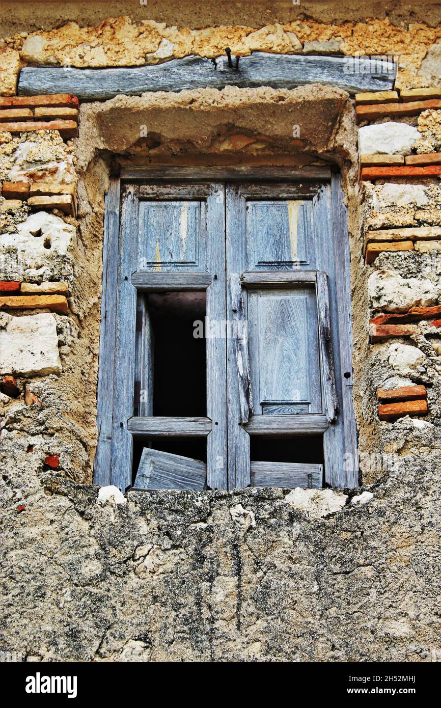 Abandoned house shutters shutter hi-res stock photography and images ...