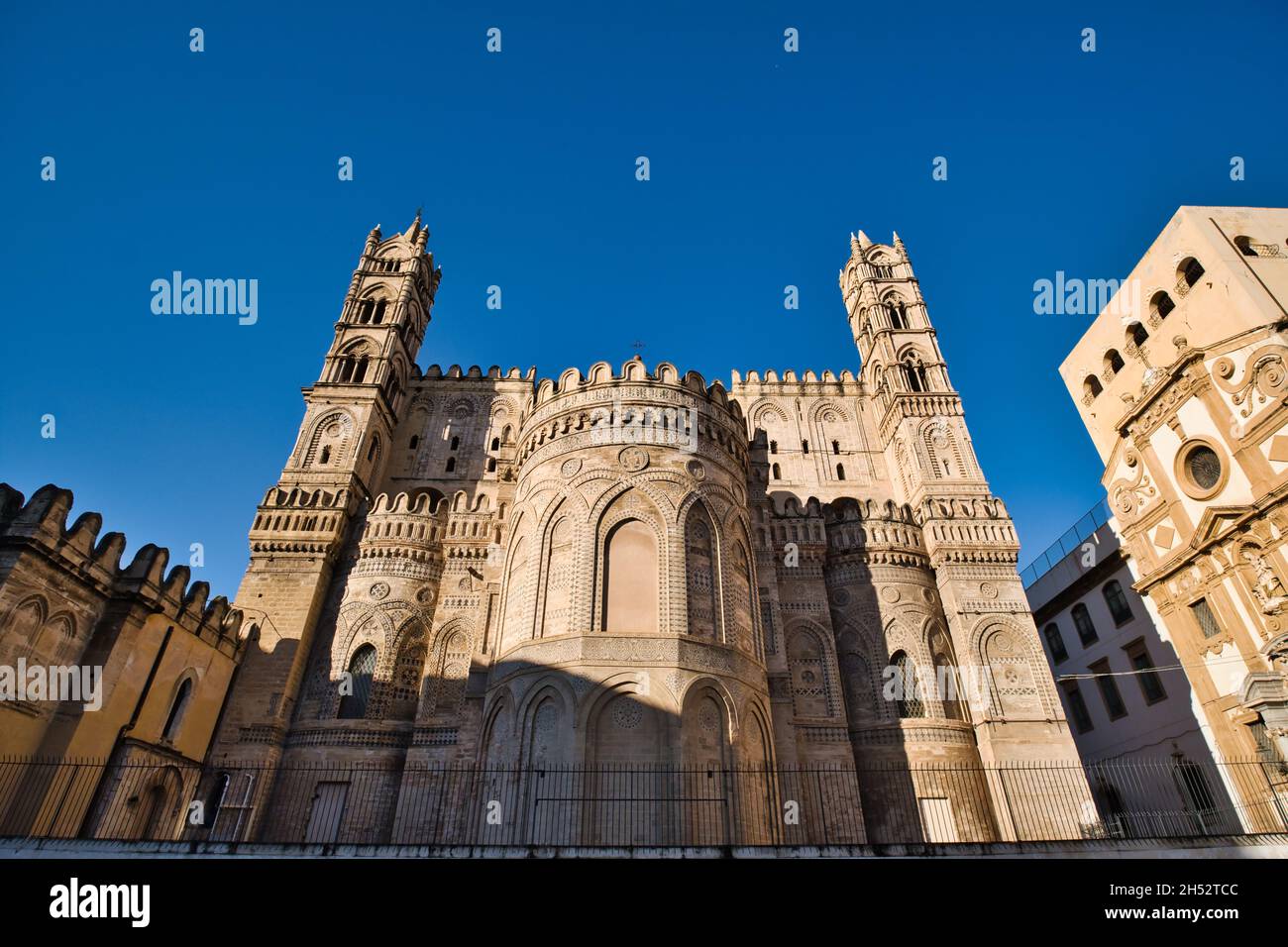 Norman apse hi-res stock photography and images - Alamy