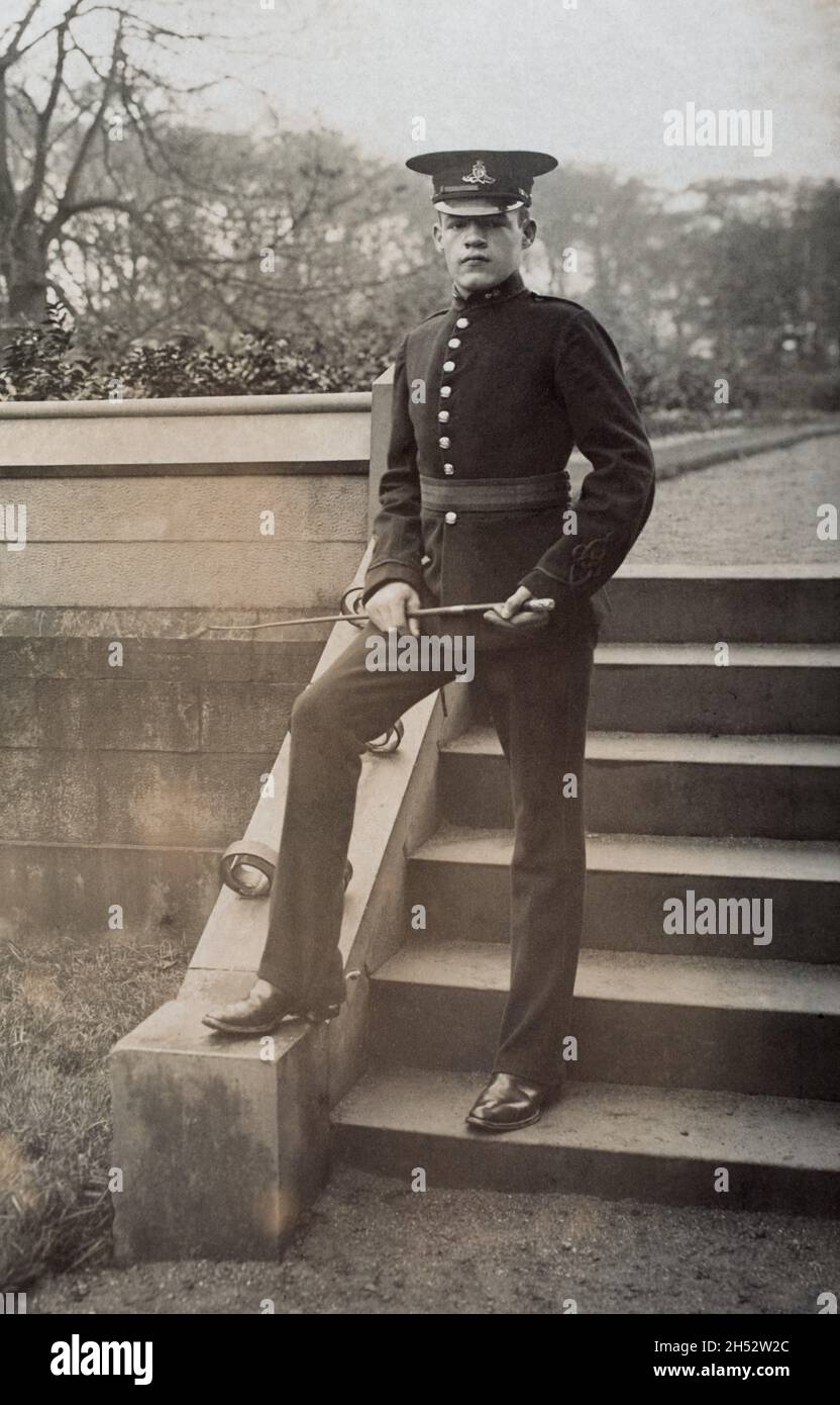 A British army soldier, a Gunner in the Royal Artillery wearing full ...