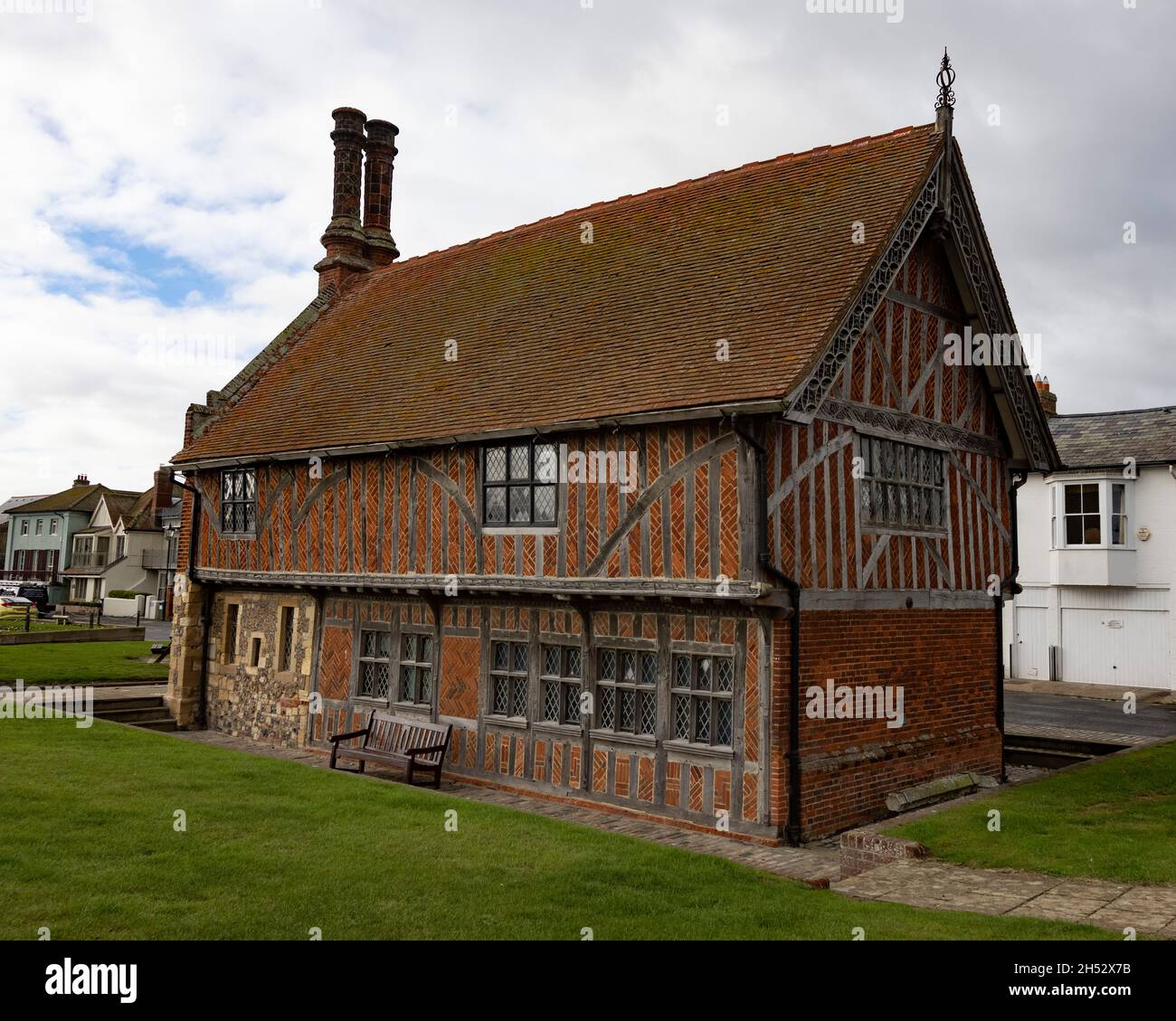 16th century moot hall hi-res stock photography and images - Alamy