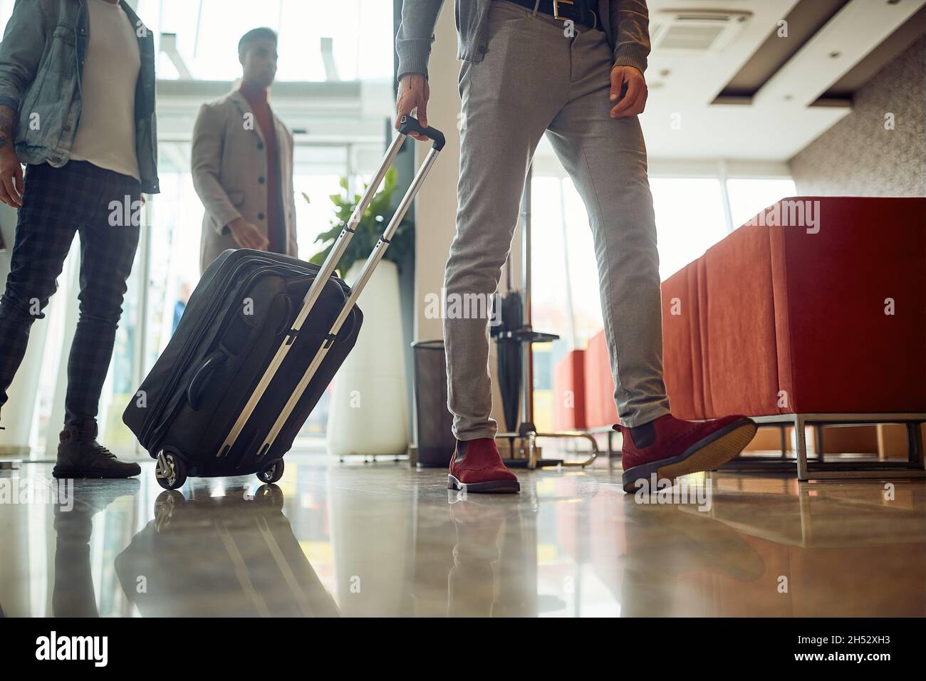 Business people walking hotel lobby hi-res stock photography and images ...