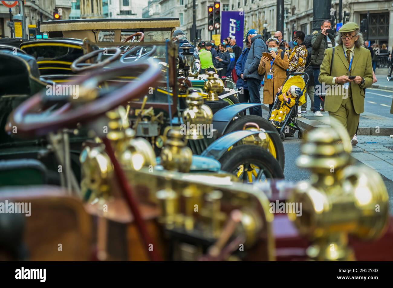 London, UK. 6th Nov, 2021. Old vehicles gather for the Regent Street ...