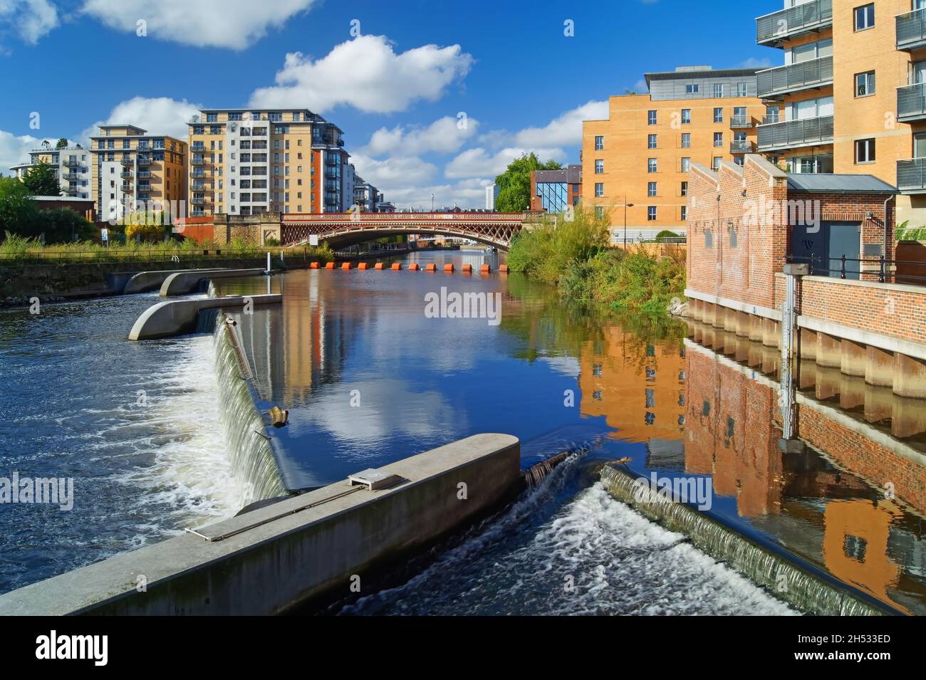 River aire leeds weir yorkshire city hi-res stock photography and ...