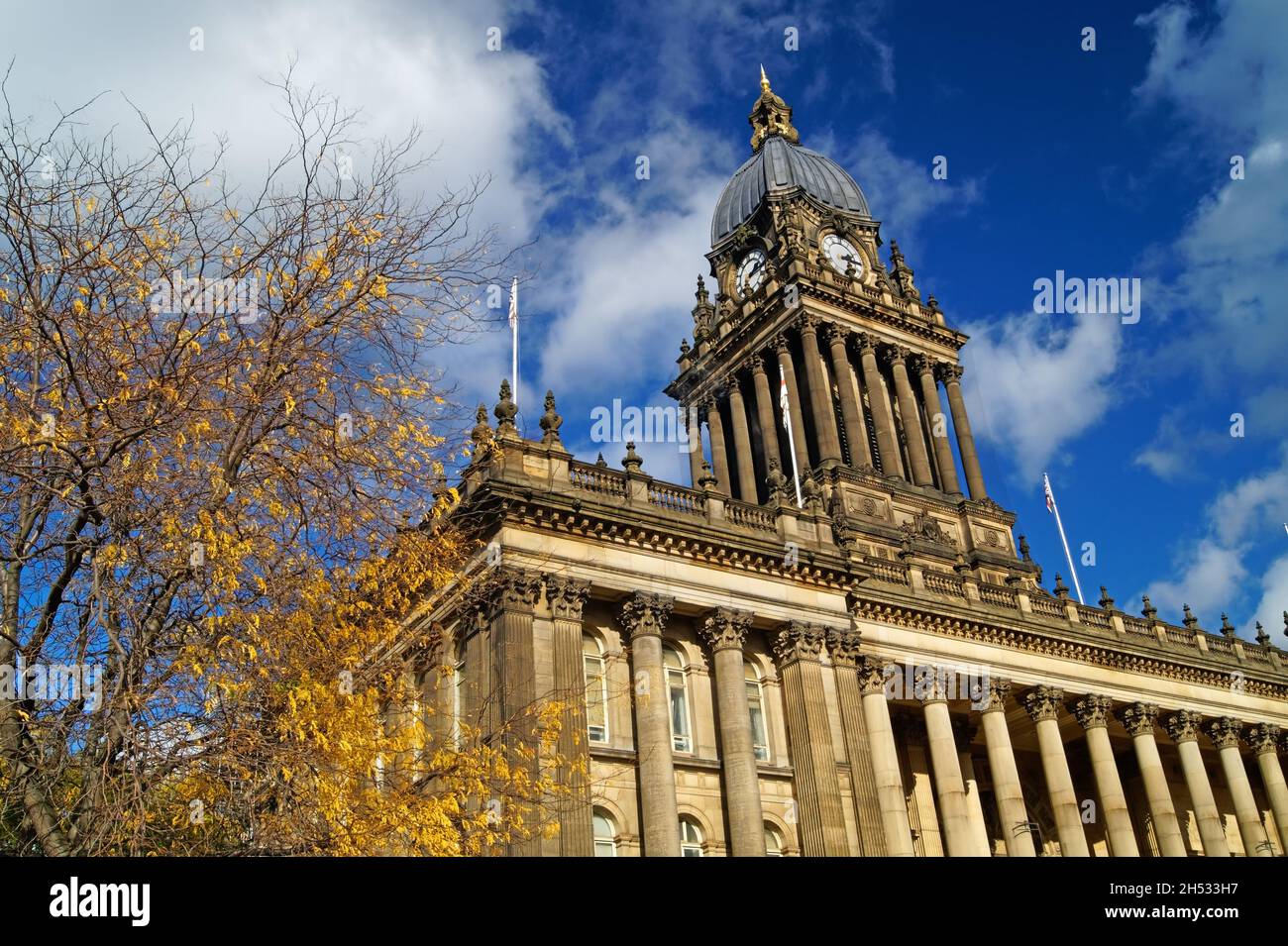 Leeds city hall statue hi-res stock photography and images - Alamy