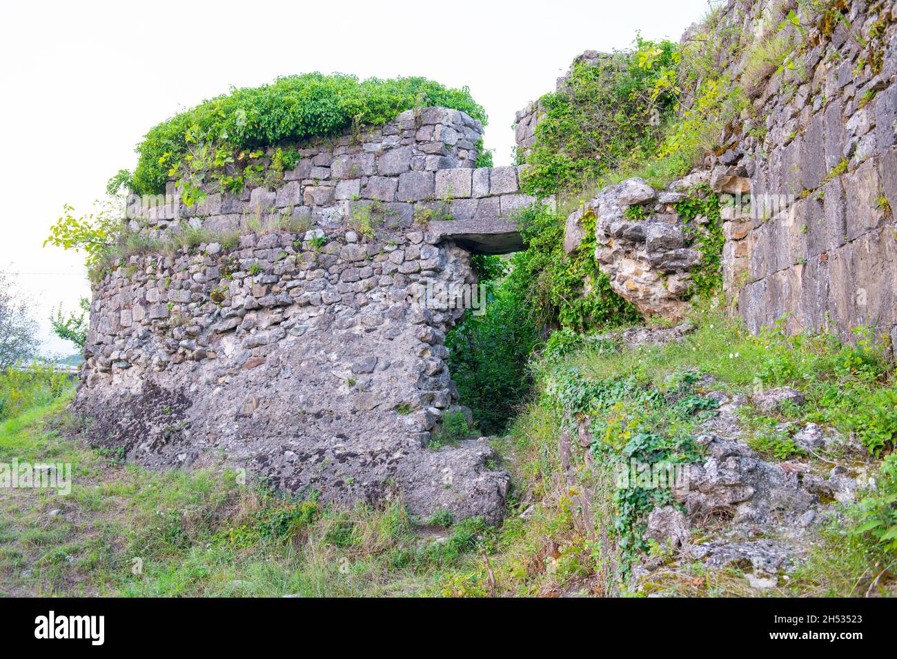 Destroyed stone wall hi-res stock photography and images - Alamy
