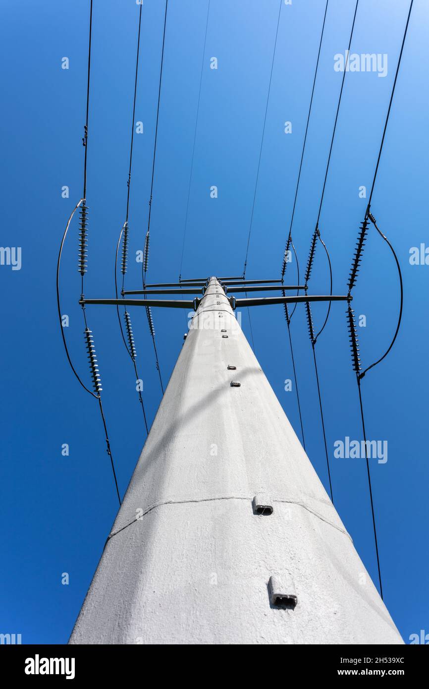 Vertical low angle shot of a transmission tower under the daylight sky ...
