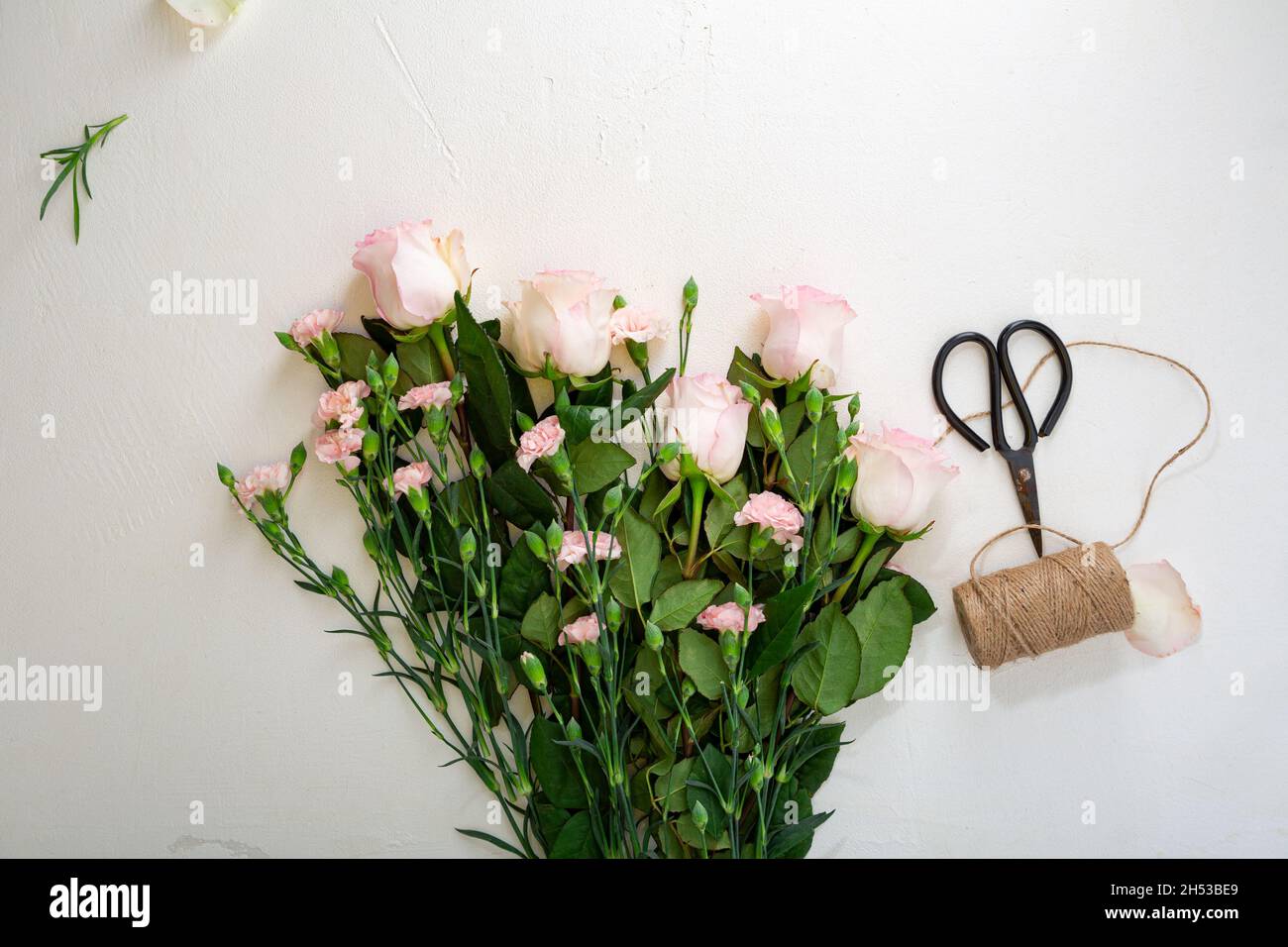 Overhead view of flowers hi-res stock photography and images - Alamy