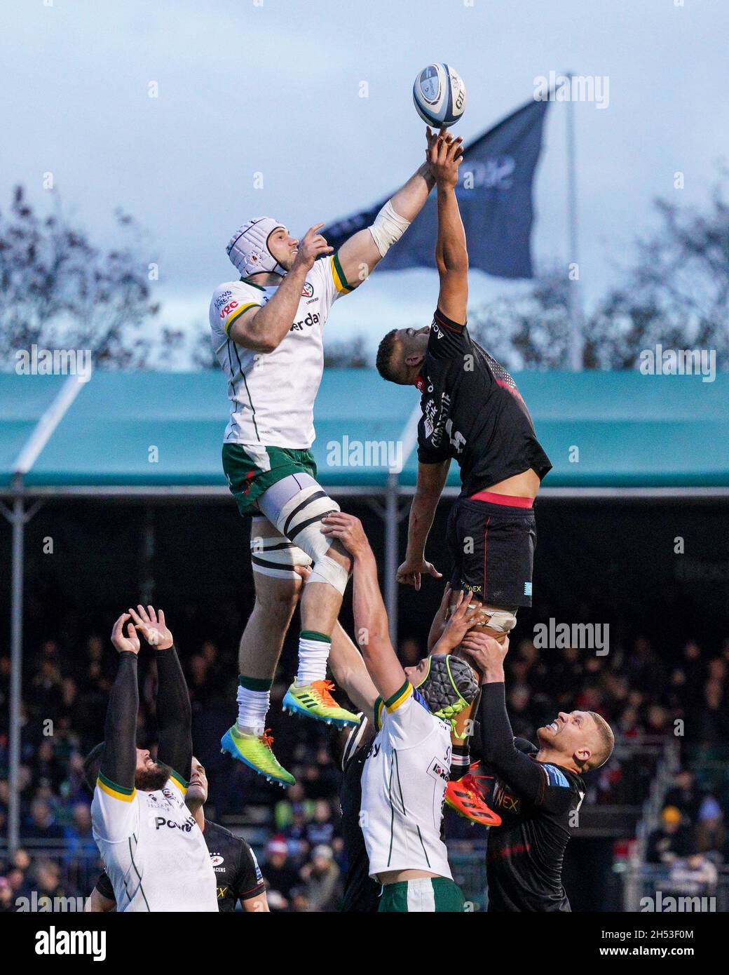 Andy Christie #6 of Saracens battle for the ball with Matt Rogerson #8 ...