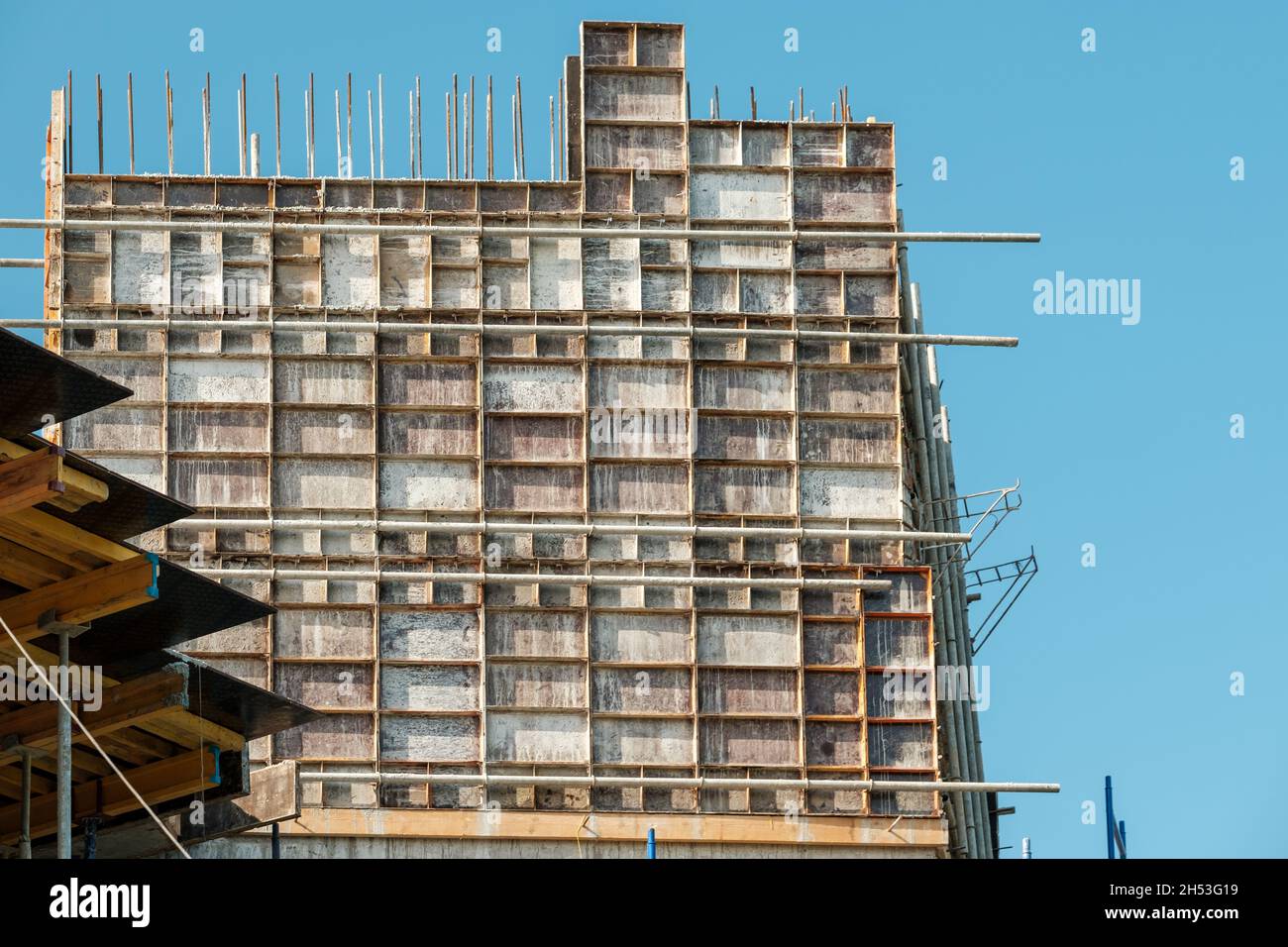 Falsework used on skyscraper building Stock Photo - Alamy
