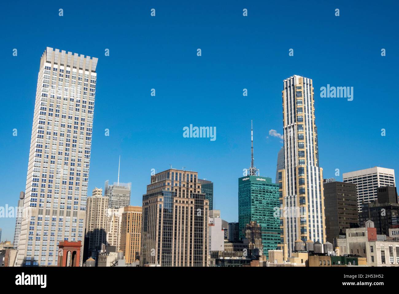 Skyline views of Manhattan as seen from a Murray Hill apartment rooftop ...
