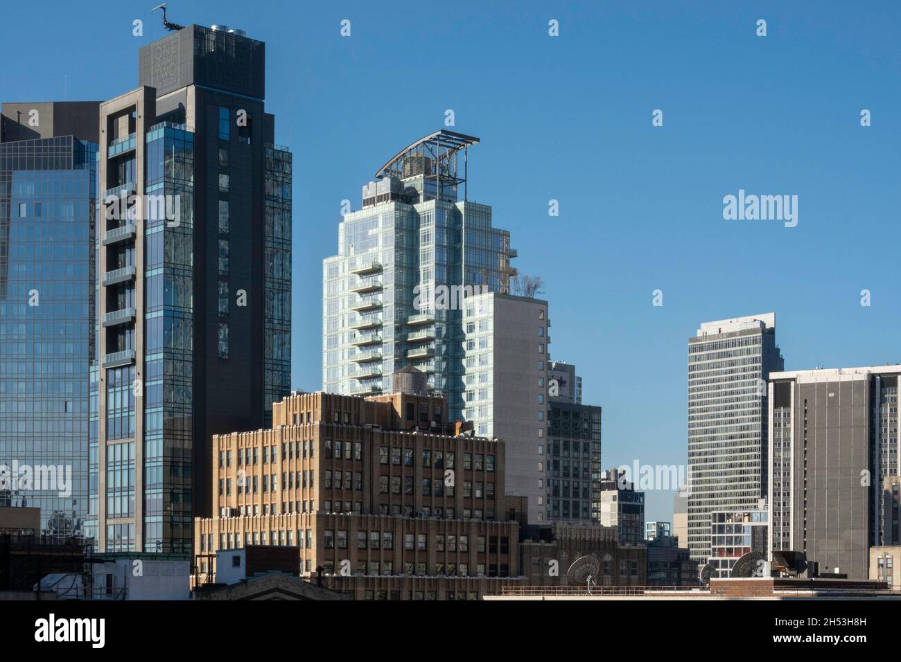 Skyline views of Manhattan as seen from a Murray Hill apartment rooftop ...