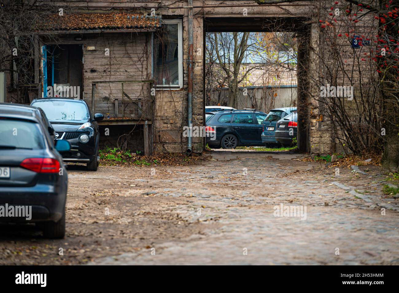 Cars parked in row courtyard hi-res stock photography and images - Alamy