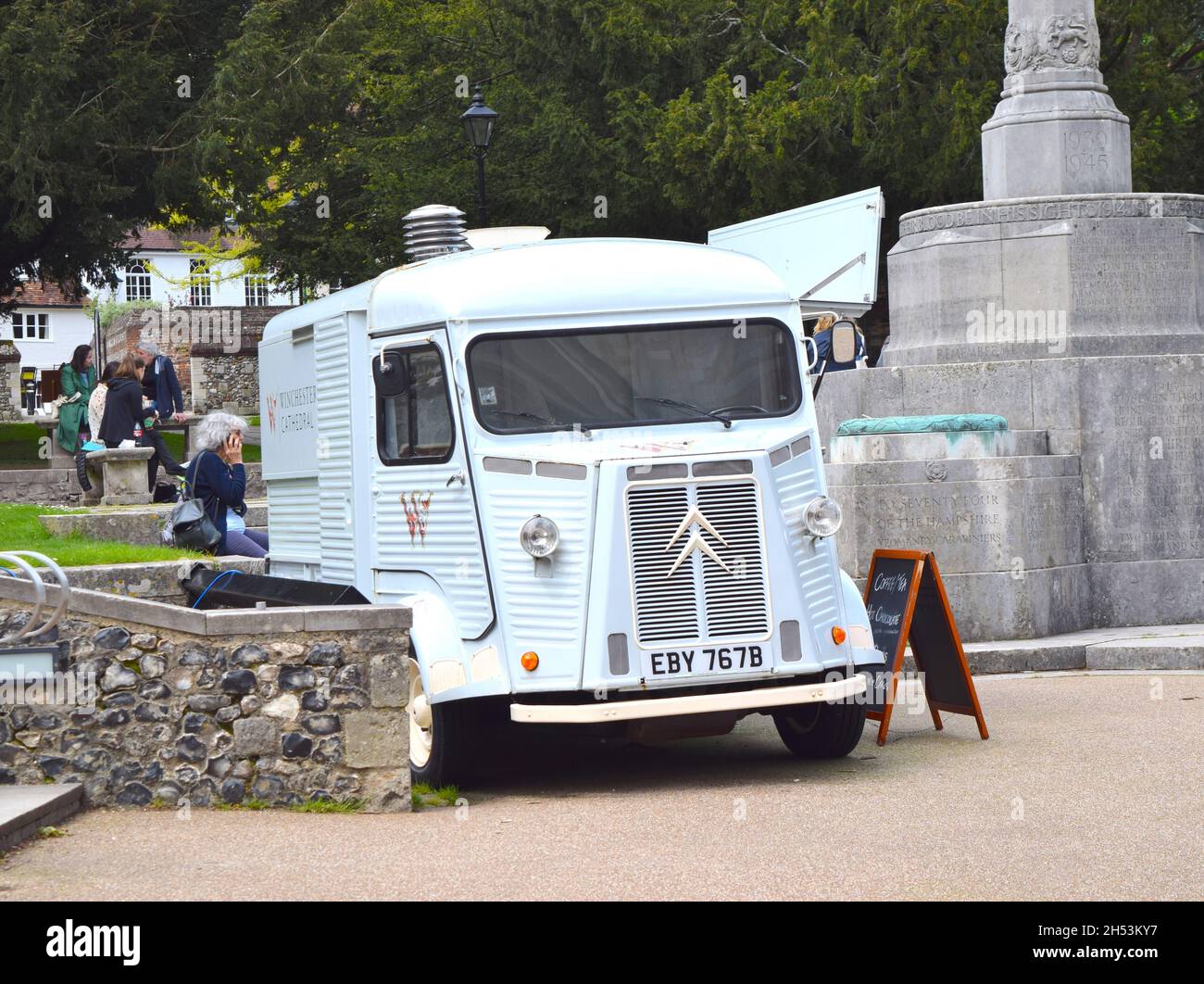 Food on street icons hi-res stock photography and images - Alamy