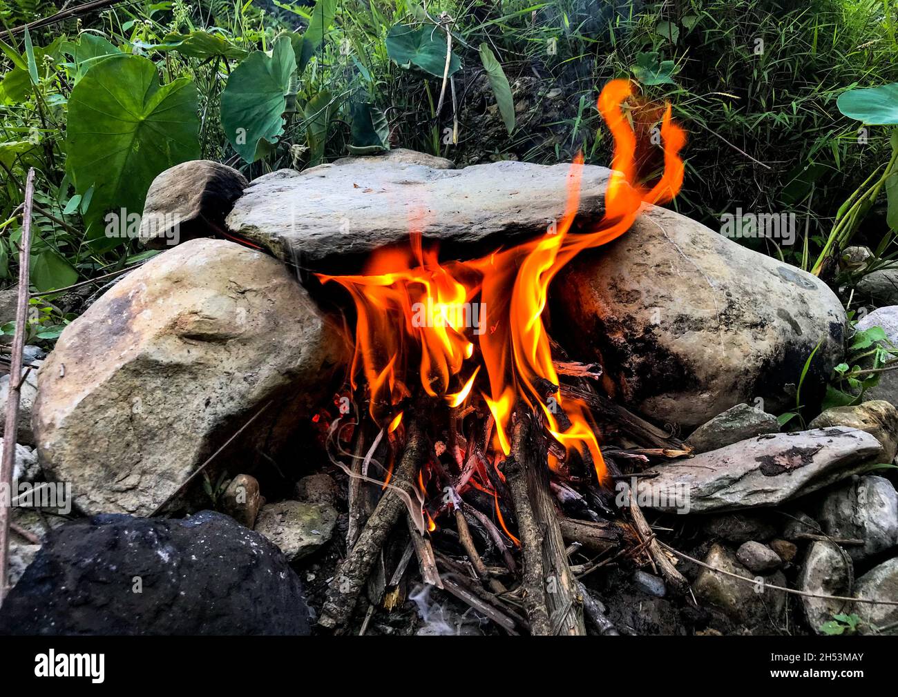 Creative Travel Cooking idea: Cooking with fire flame by using stone as ...