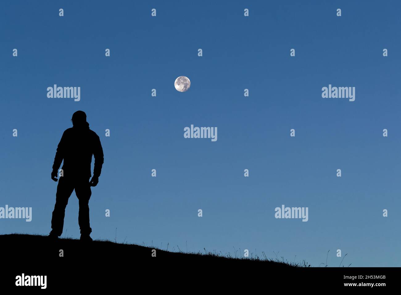 Blue hour silhouettes of photographers waiting for the sunrise Stock ...
