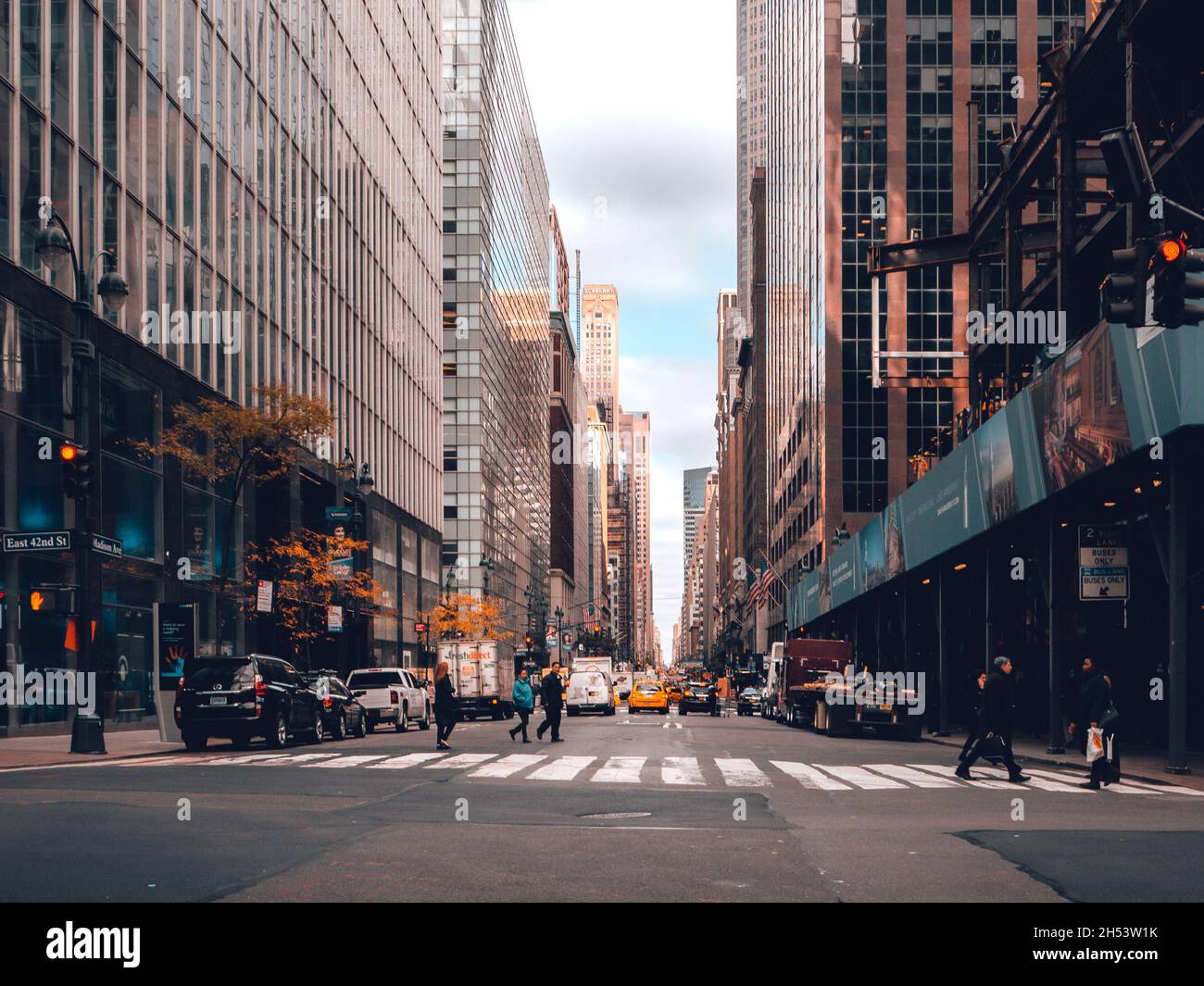 Busy manhattan crosswalk hi-res stock photography and images - Alamy