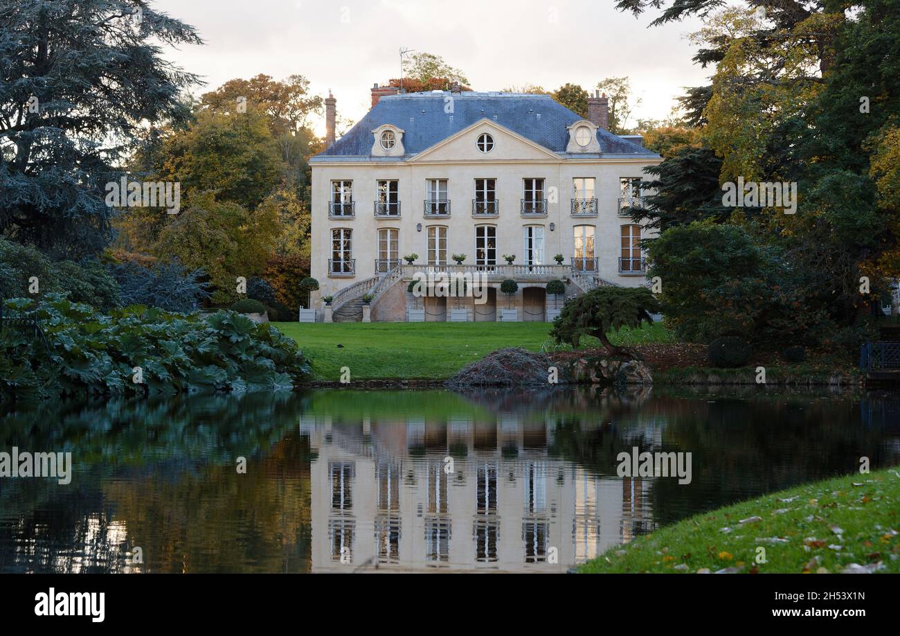 Arboretum of Wolves valley during the autumn - Chatenay Malabry, France ...