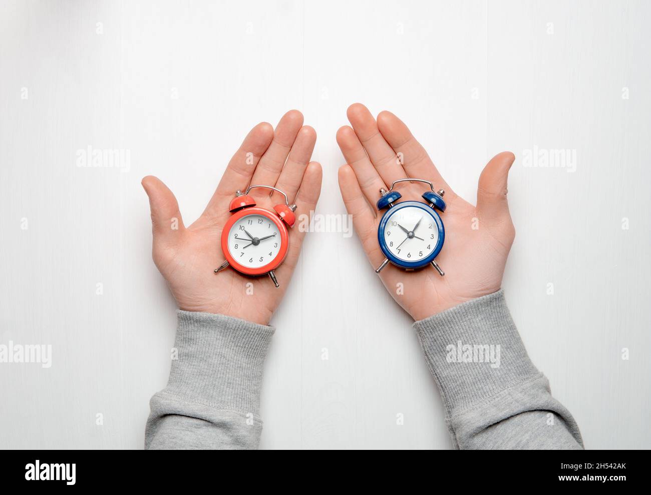 Holding hands the right way hi-res stock photography and images - Alamy