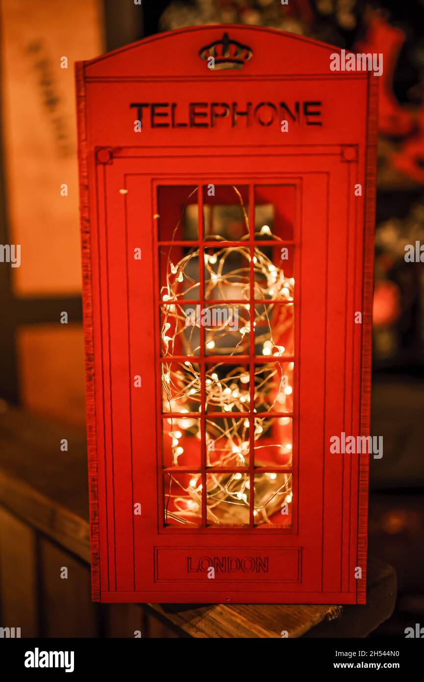 Winter scene red telephone box hi-res stock photography and images - Alamy