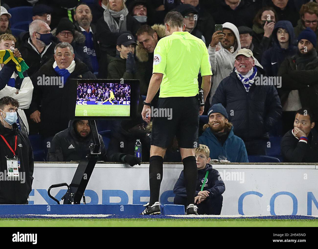 David coote red card hi-res stock photography and images - Alamy