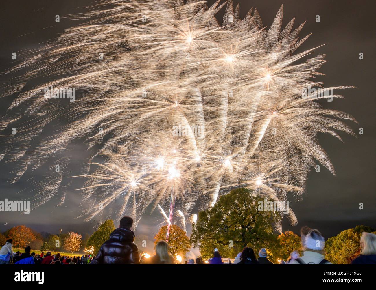 Morden, London, UK. 6 November 2021. Large scale Musical Fireworks ...