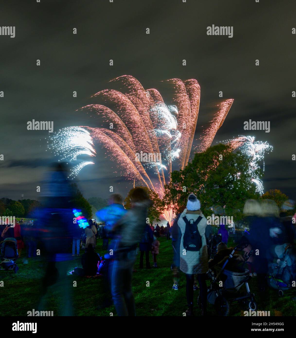 Morden, London, UK. 6 November 2021. Large scale Musical Fireworks ...