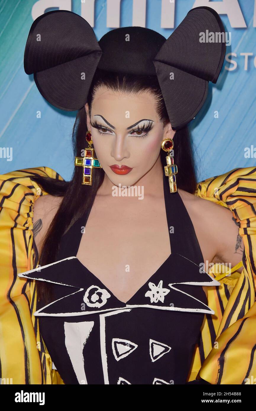 Violet chachki hi-res stock photography and images - Alamy