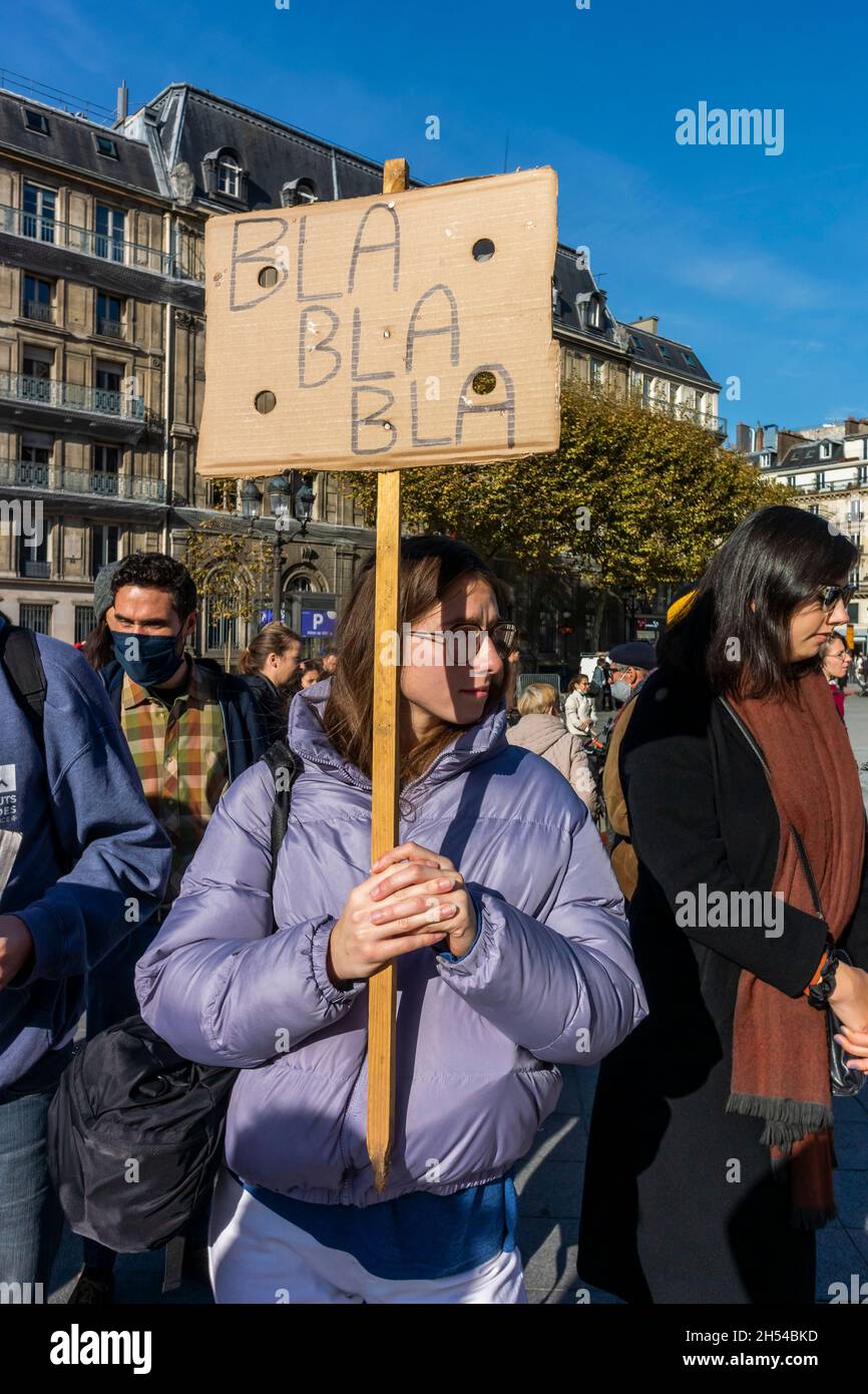Woman holding climate justice sign hi-res stock photography and images ...