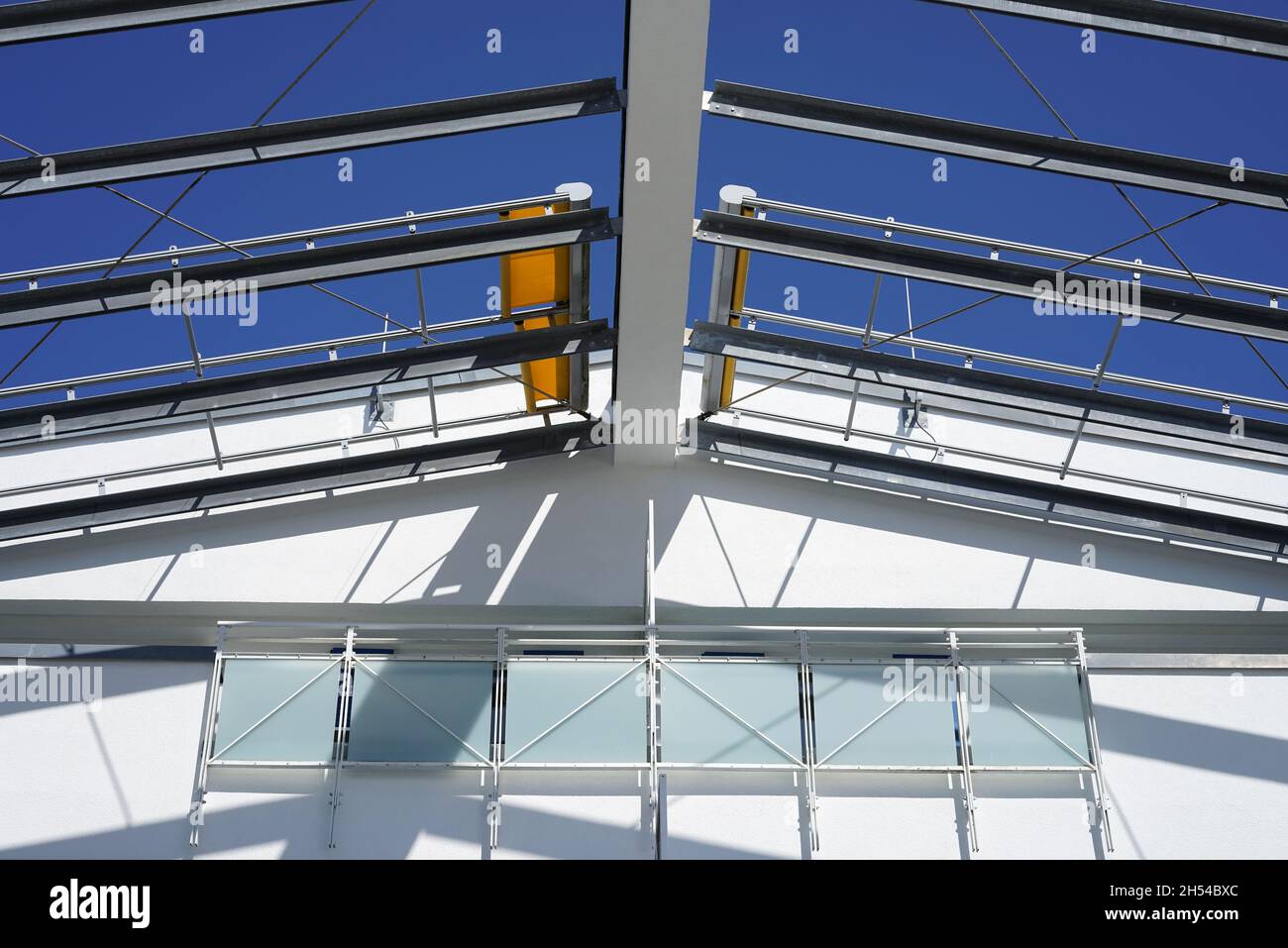 Large canopy roof hi-res stock photography and images - Alamy