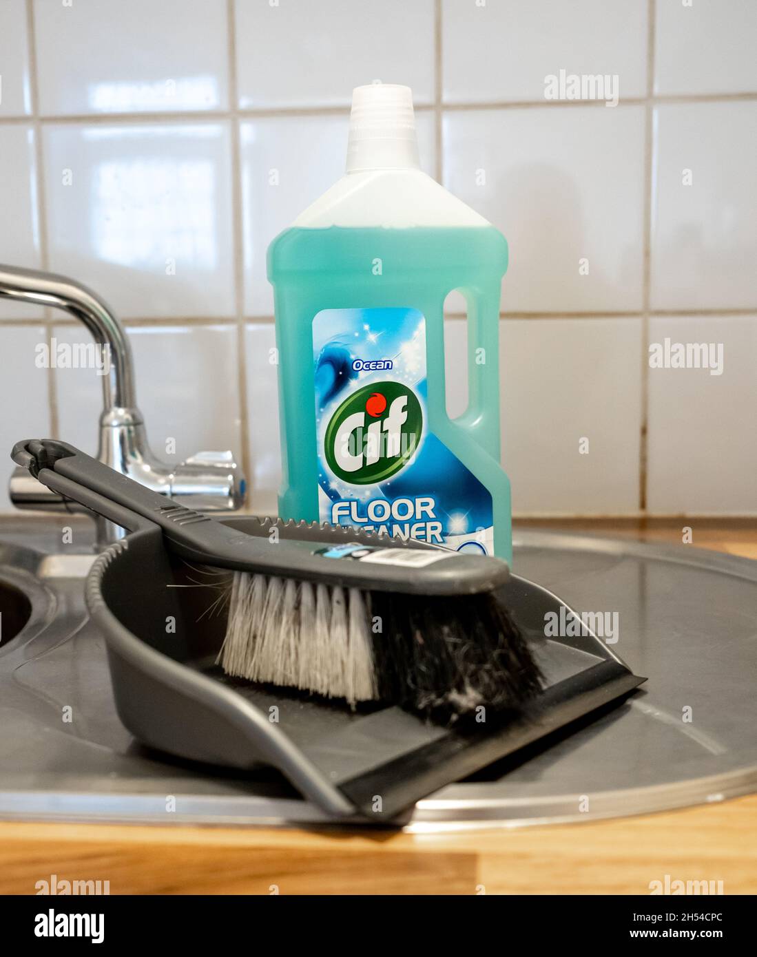 Cif uk hi-res stock photography and images - Alamy