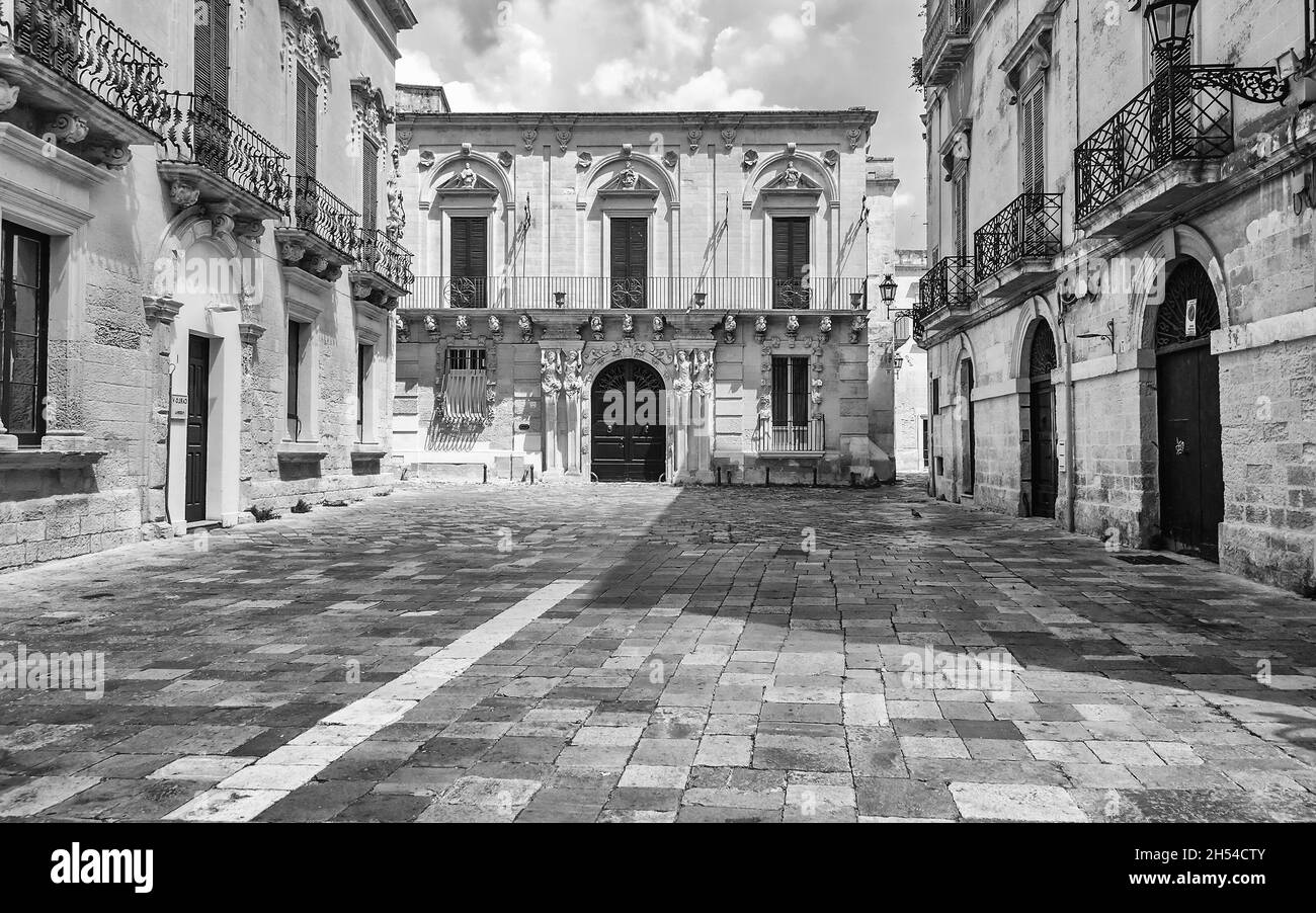 Small baroque square with beautiful architecture in central Lecce ...
