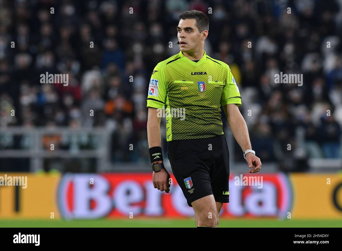 Referee Simone Sozza in action during the Serie A 2020/21 match between ...