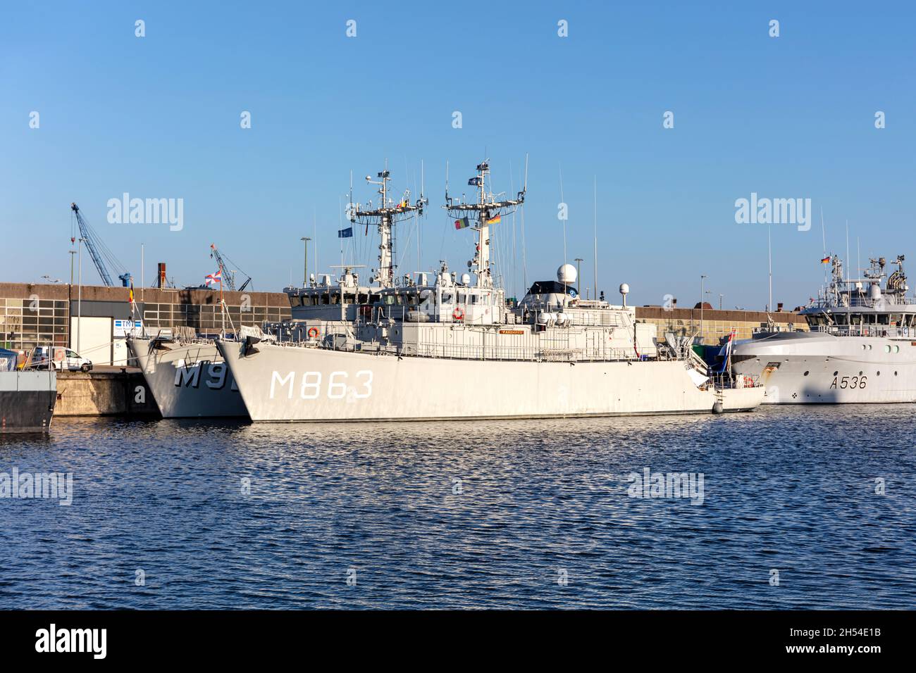 Dutch Navy minehunter VLAARDINGEN in the port of Cuxhaven Stock Photo ...