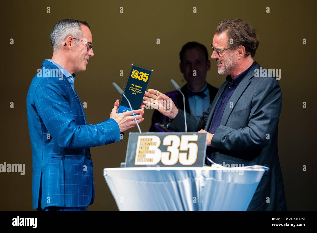 Brunswick, Germany. 06th Nov, 2021. Anthony Bandmann (l) from sponsor ...