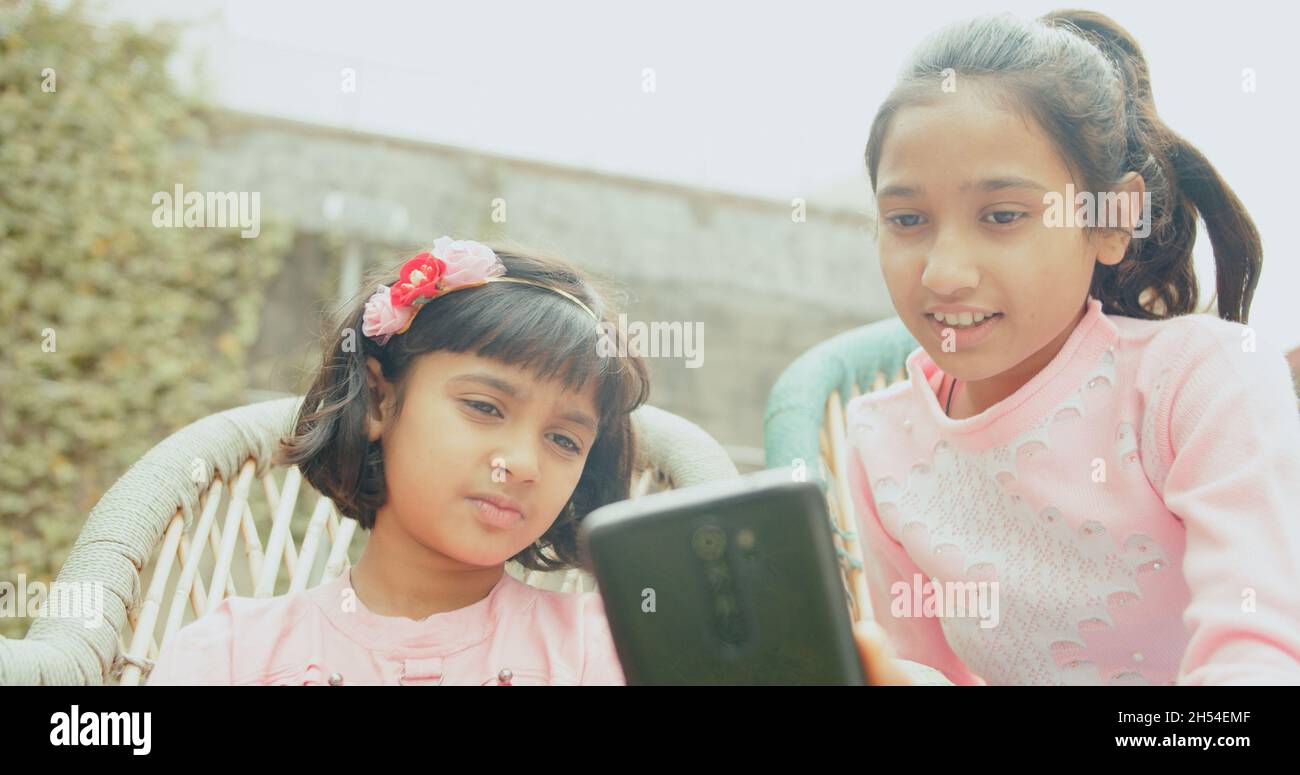 Girls with smartphone india hi-res stock photography and images - Alamy