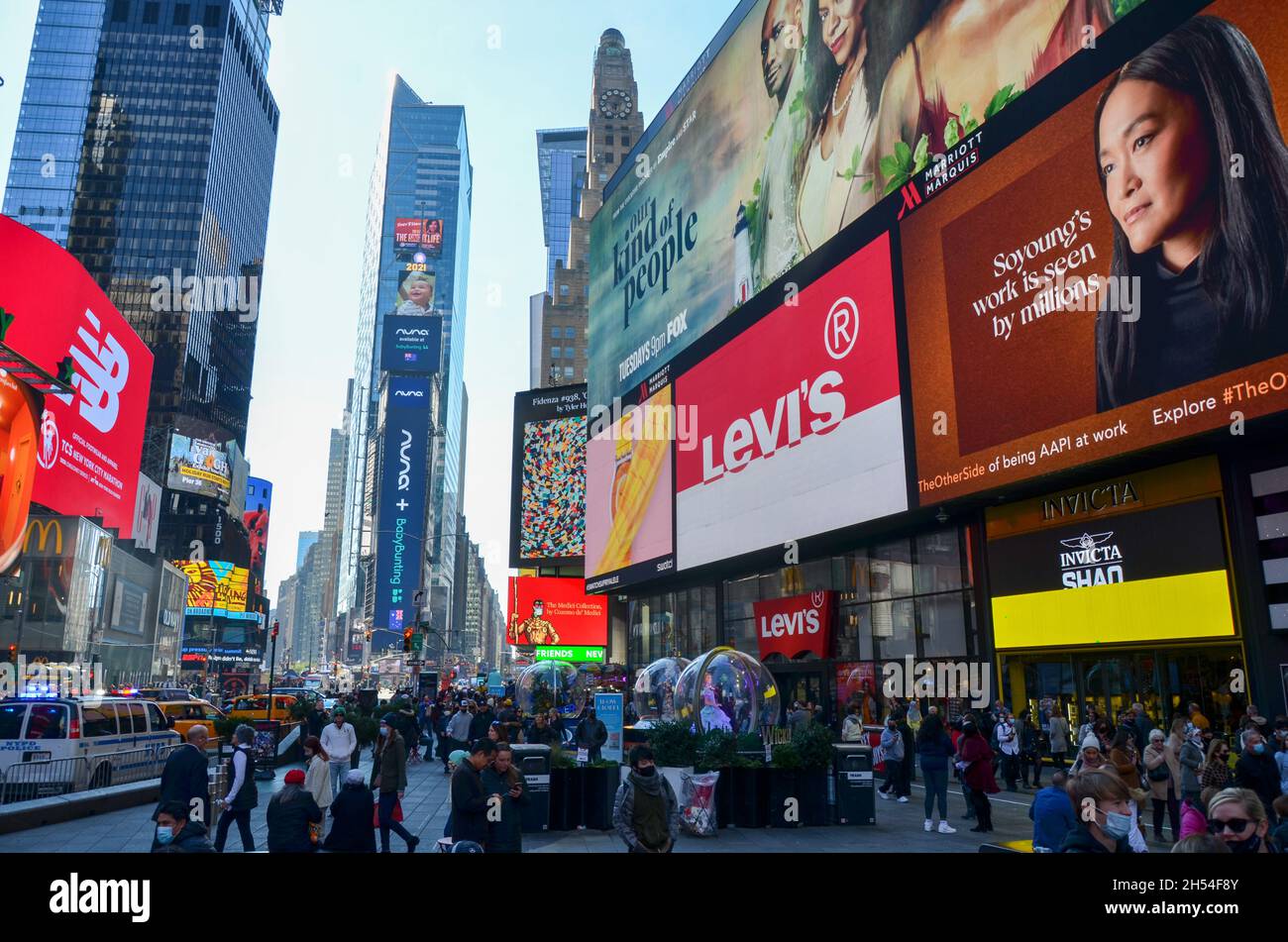 Times square snow globes hi-res stock photography and images - Alamy