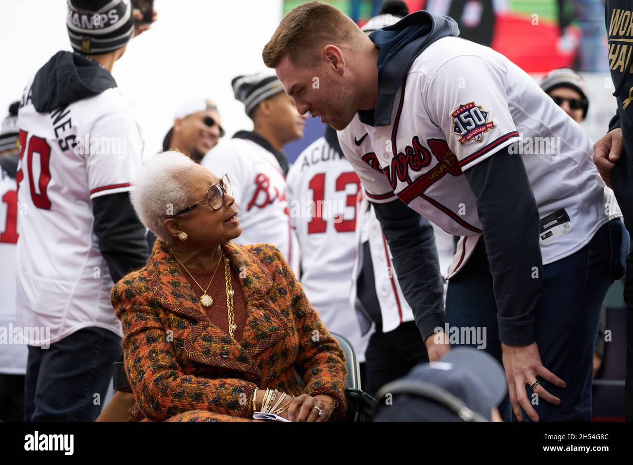 Atlanta, USA. 05th Nov, 2021. Freddie Freeman greets Hank Aaron's wife ...