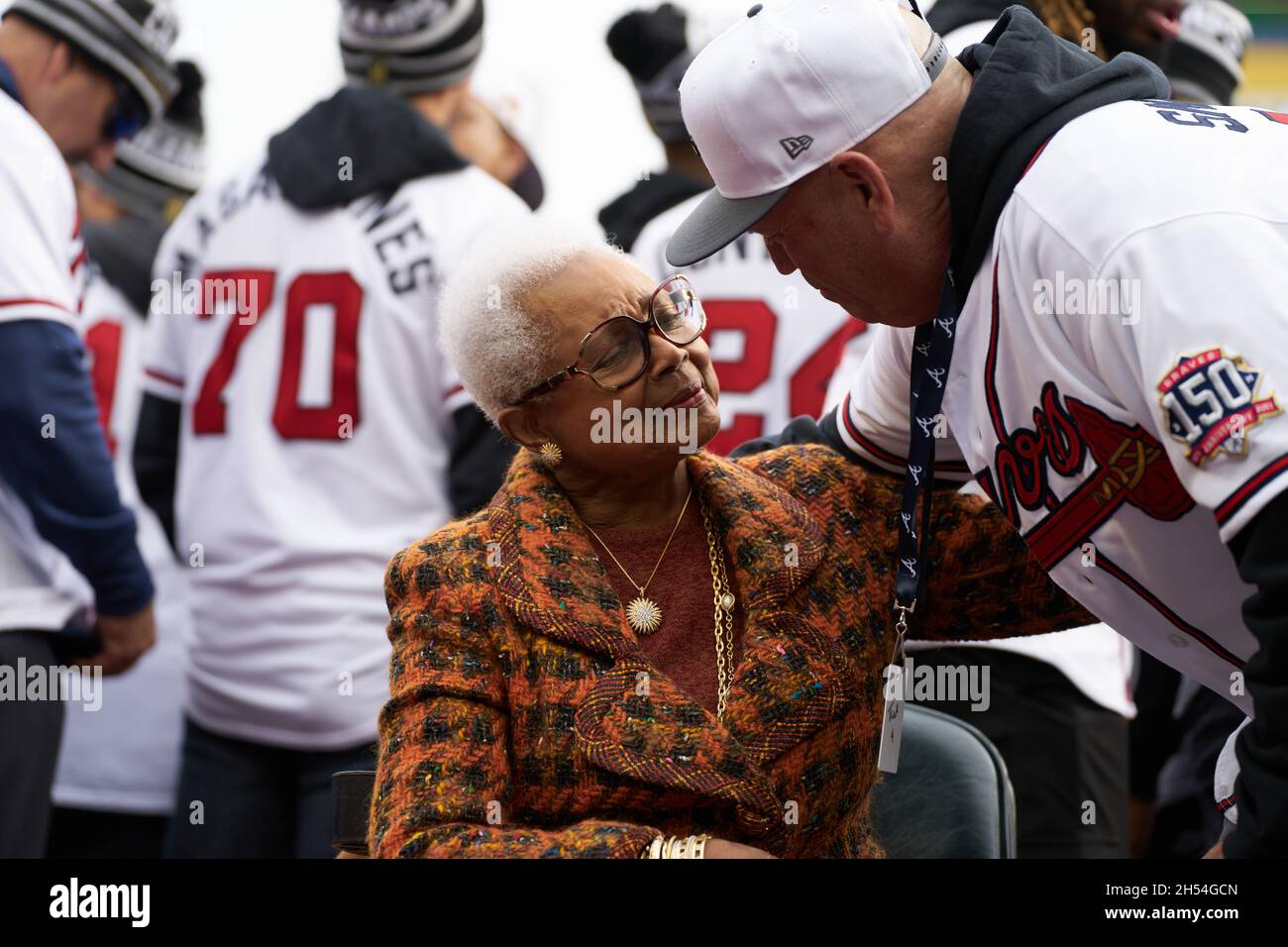 Atlanta, USA. 05th Nov, 2021. Brian Snitker greets Hank Aaron's wife ...