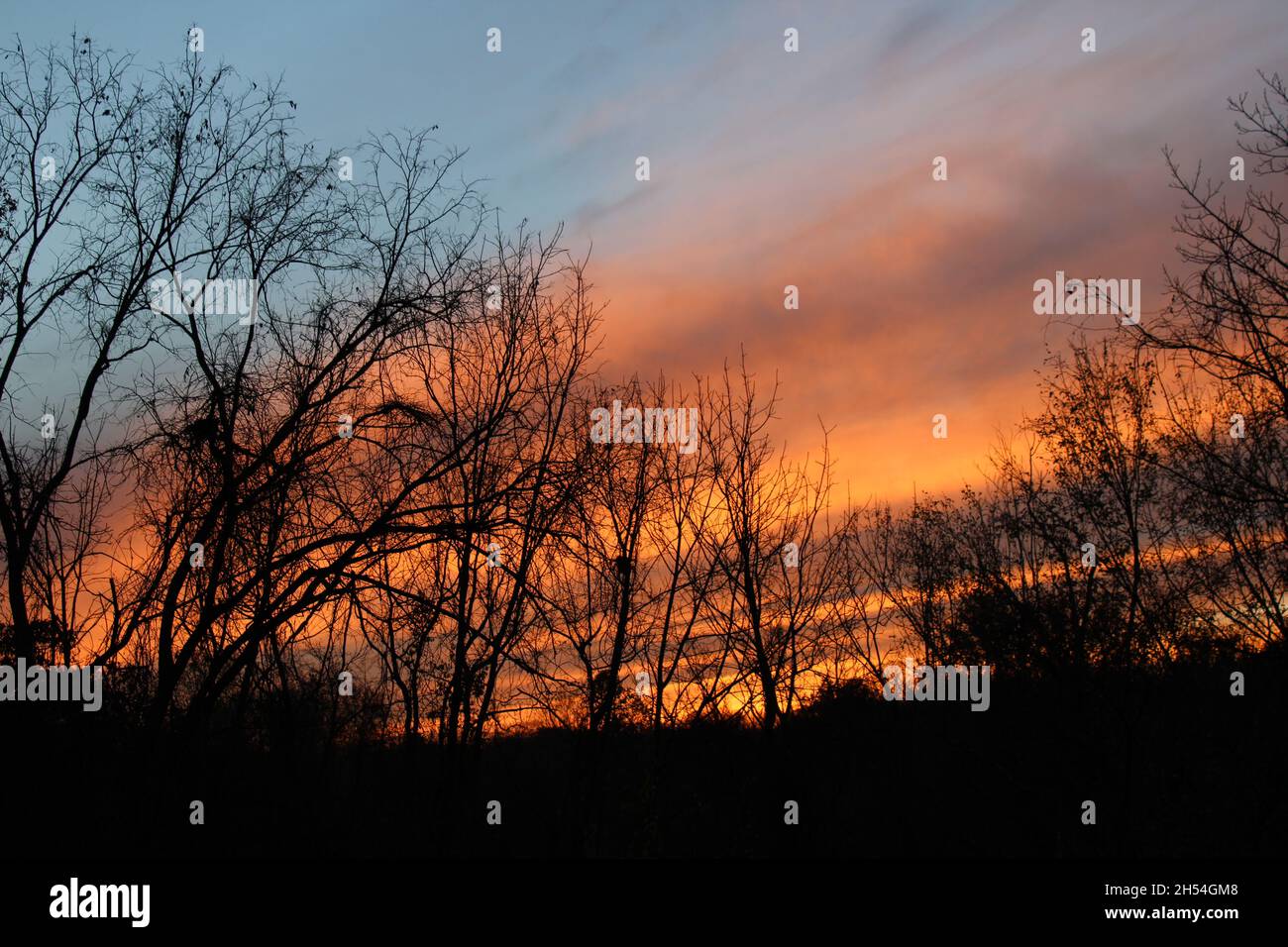 Orange and purple streaked sky hi-res stock photography and images - Alamy
