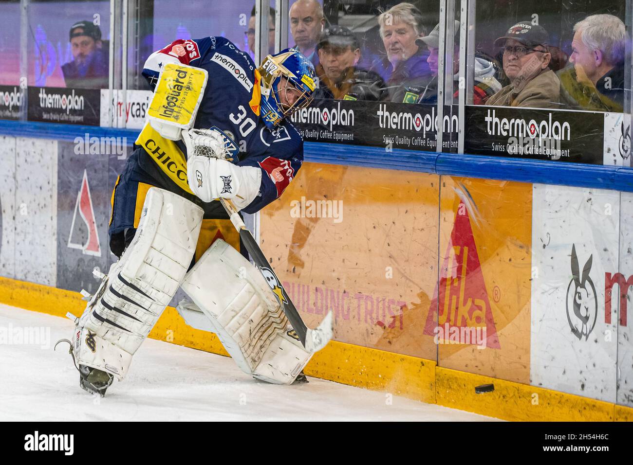Goalkeeper Leonardo Genoni # 30 (EV Zug) during the National League ...