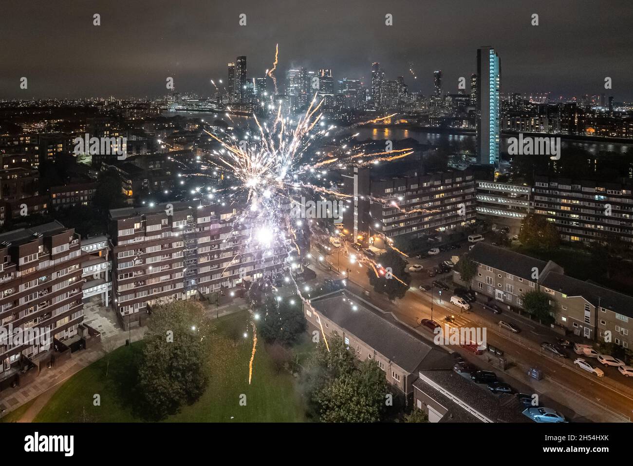 London, UK. 6th November, 2021. Bonfire Night fireworks are launched ...