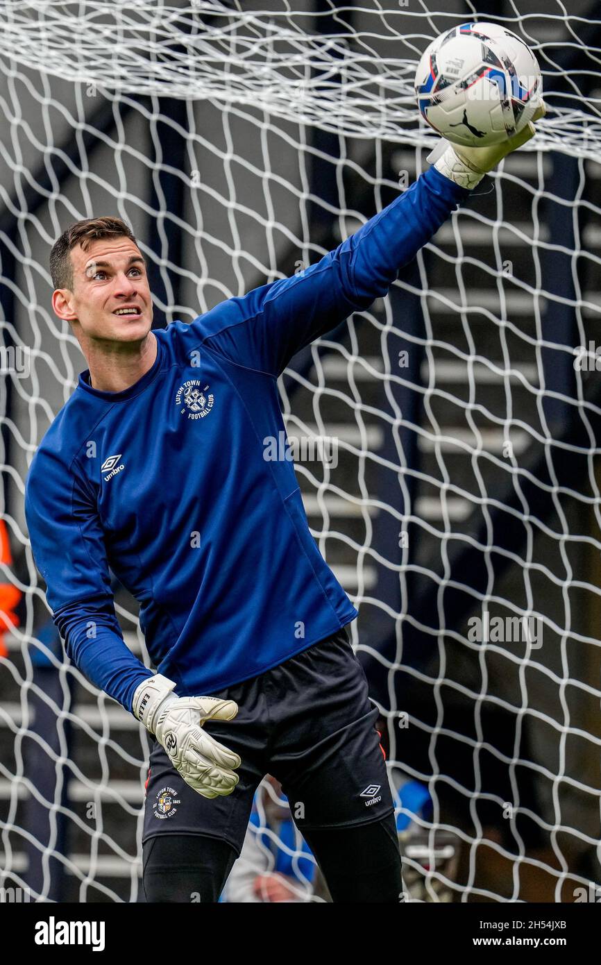 Luton, UK. 25th June, 2021. Goalkeeper Simon Sluga (12) of Luton Town ...