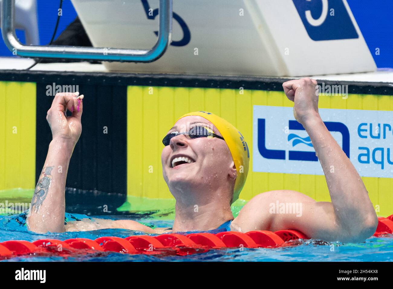 Sjoestroem sarah swe celebrating gold medal hi-res stock photography ...