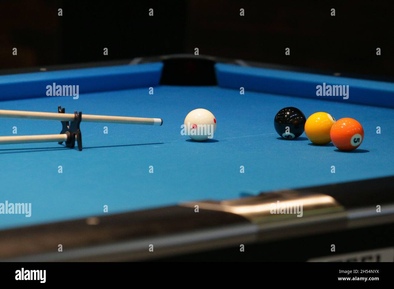 Pool cue hi-res stock photography and images - Alamy