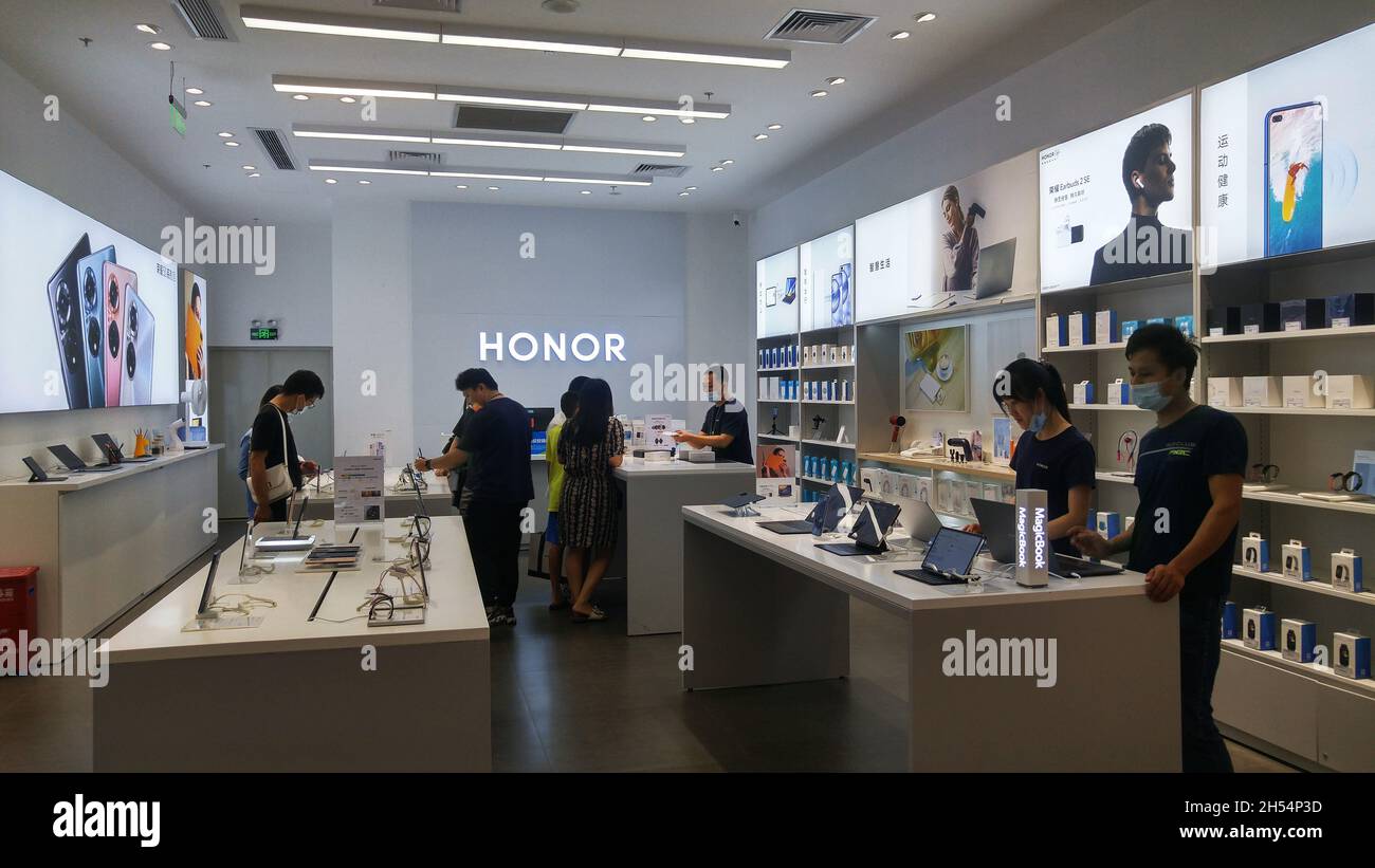 Shenzhen, China: Huawei glory mobile phone store Stock Photo - Alamy