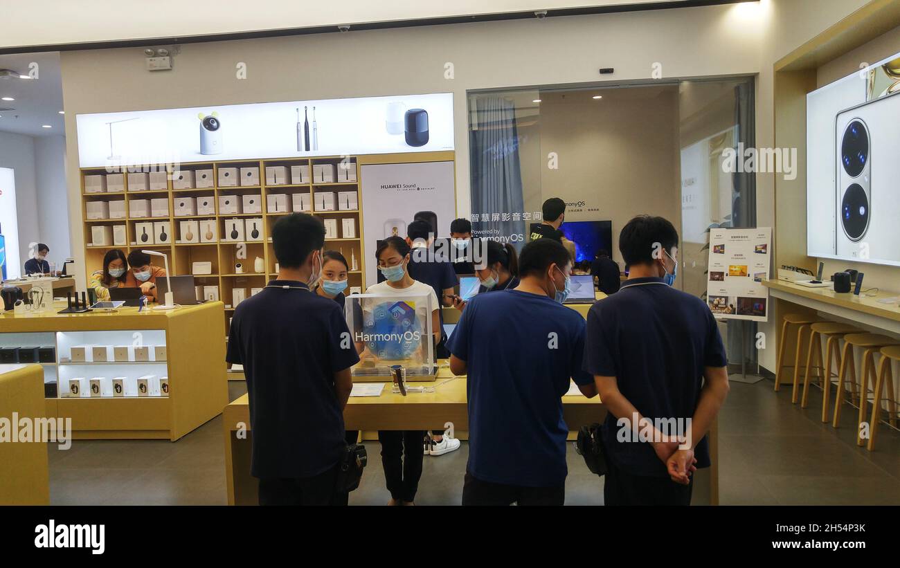 Huawei store china hi-res stock photography and images - Alamy