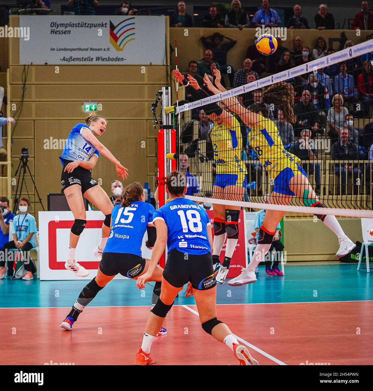 Womenssport hi-res stock photography and images - Alamy