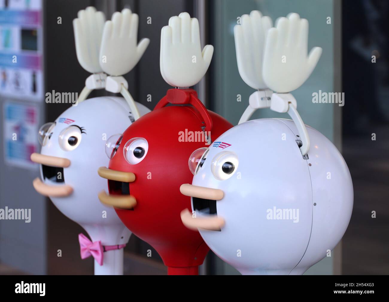 Tokyo, Japan. 5th Nov, 2021. Entertainment robots Big Clapper clap ...