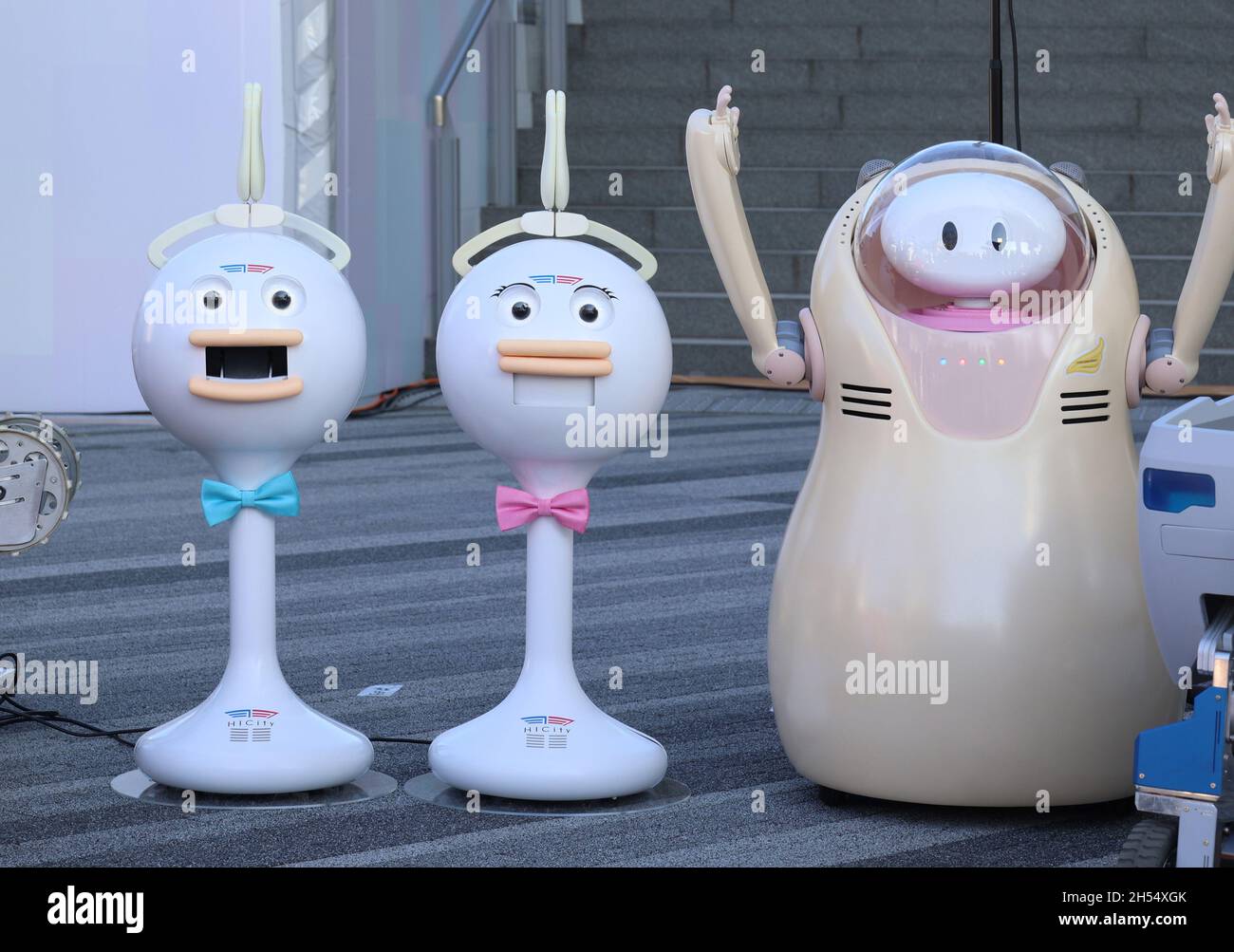 Tokyo, Japan. 5th Nov, 2021. Entertainment robots Big Clapper (L) and a ...