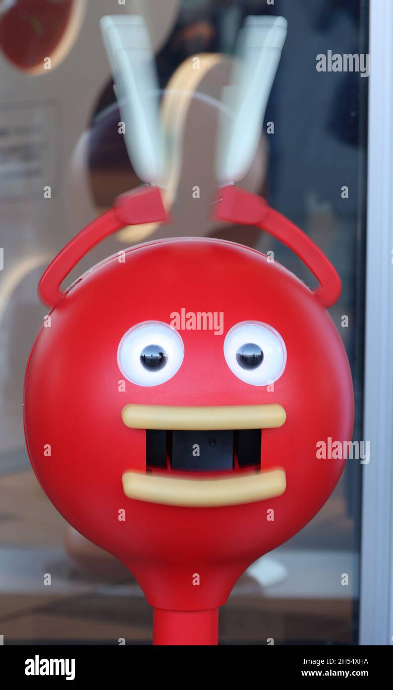 Tokyo, Japan. 5th Nov, 2021. An entertainment robot Big Clapper claps ...